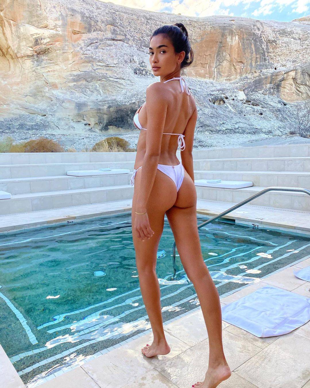 Kelly Gale | Scrolller