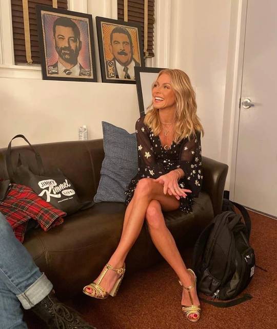 Kelly Ripa Legs ๐ Scrolller