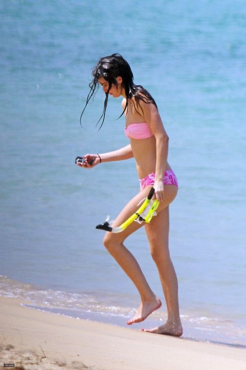 Kendall Jenner candid side-cheek | Scrolller