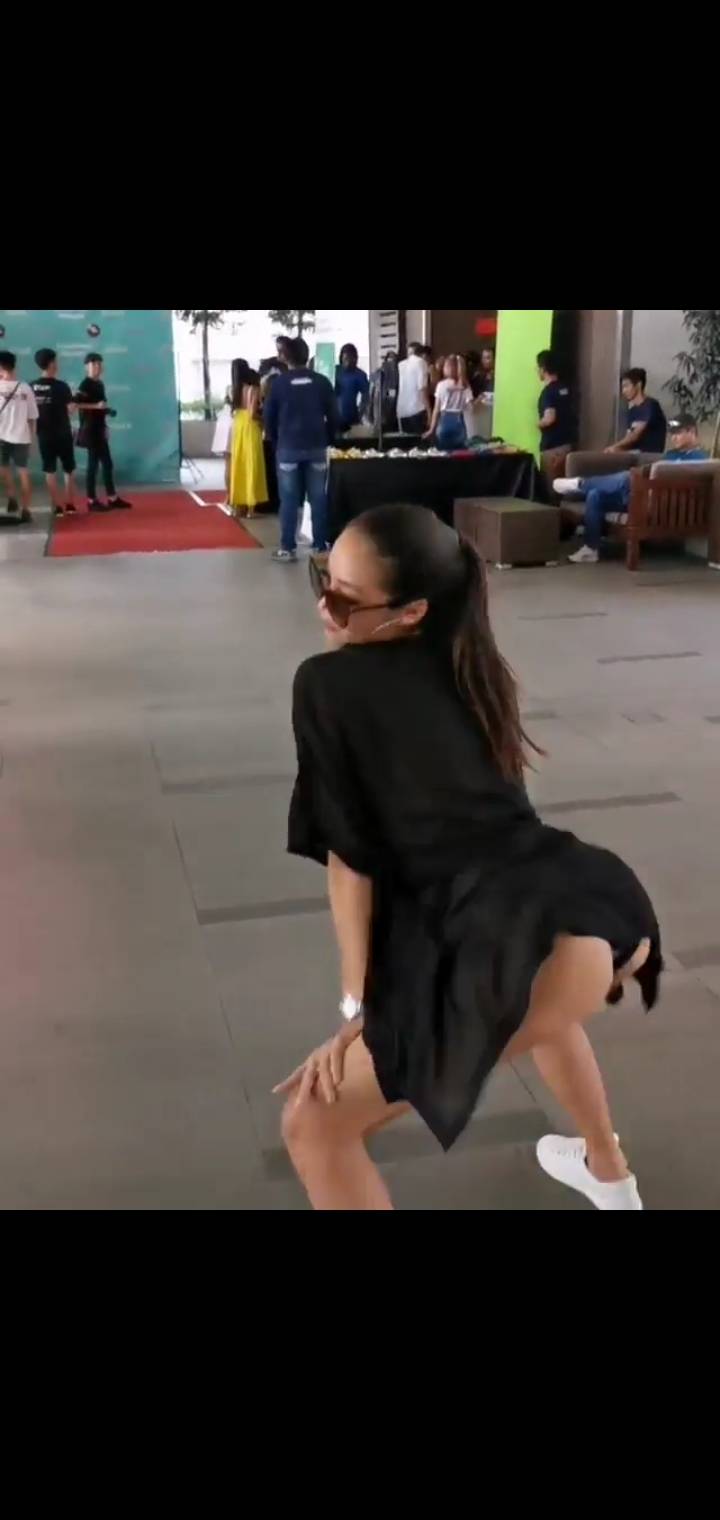 Kharina twerking | Scrolller