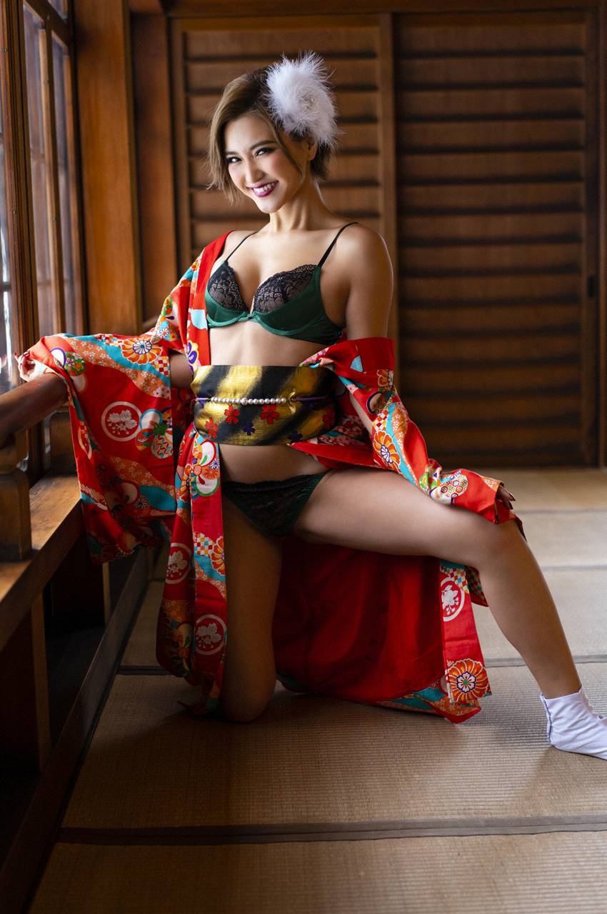 Kimono - Kana | Scrolller