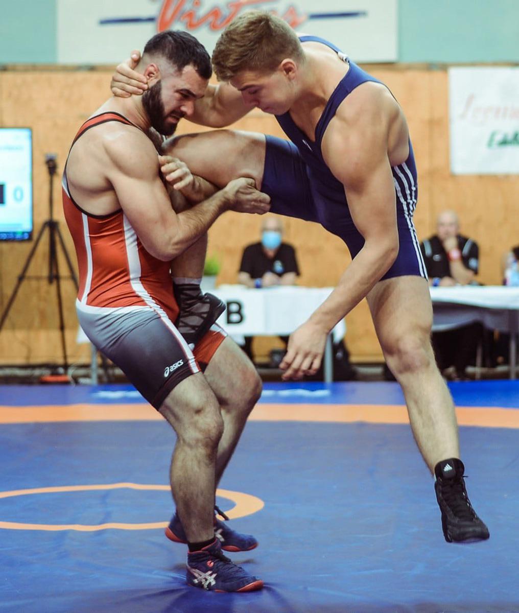 Knee up ... | Scrolller