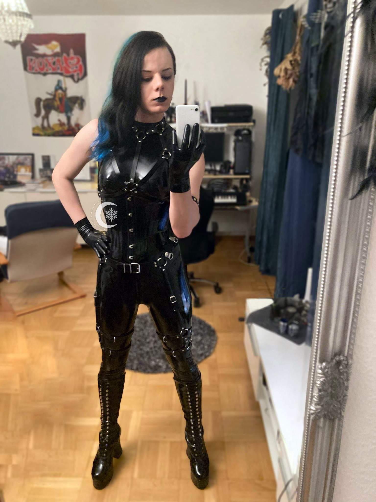 Kneel. (OC). | Scrolller