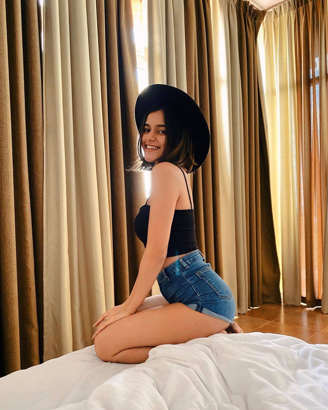 Kneeling. That's about right. | Scrolller