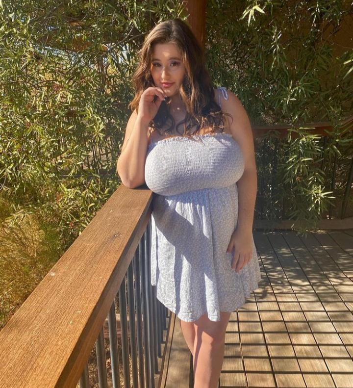 Koko kisses | Scrolller