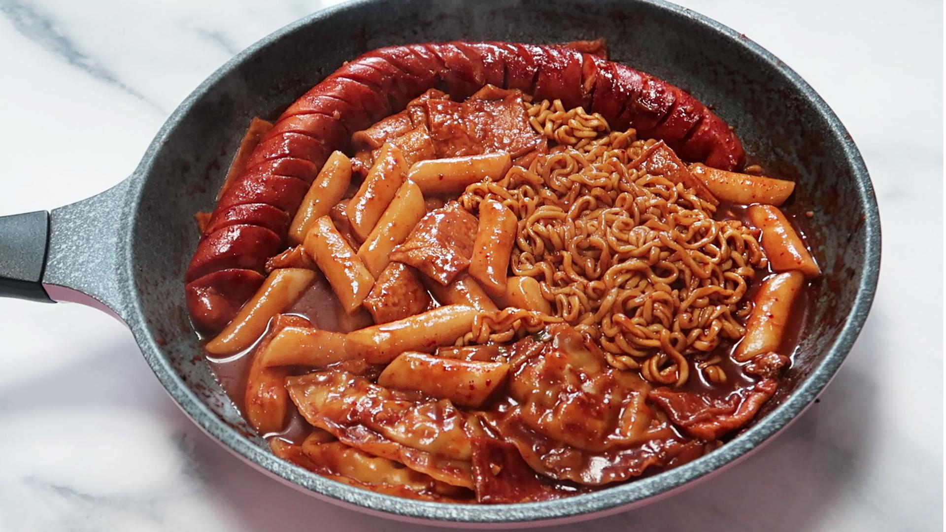 Korean Jjapaghetti Tteokbokki | Scrolller
