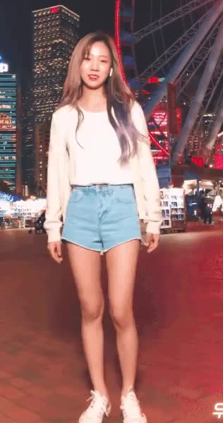 KPOP or Shuffle Dancing? Either Way This Korean Teen Has the Moves | Scrolller