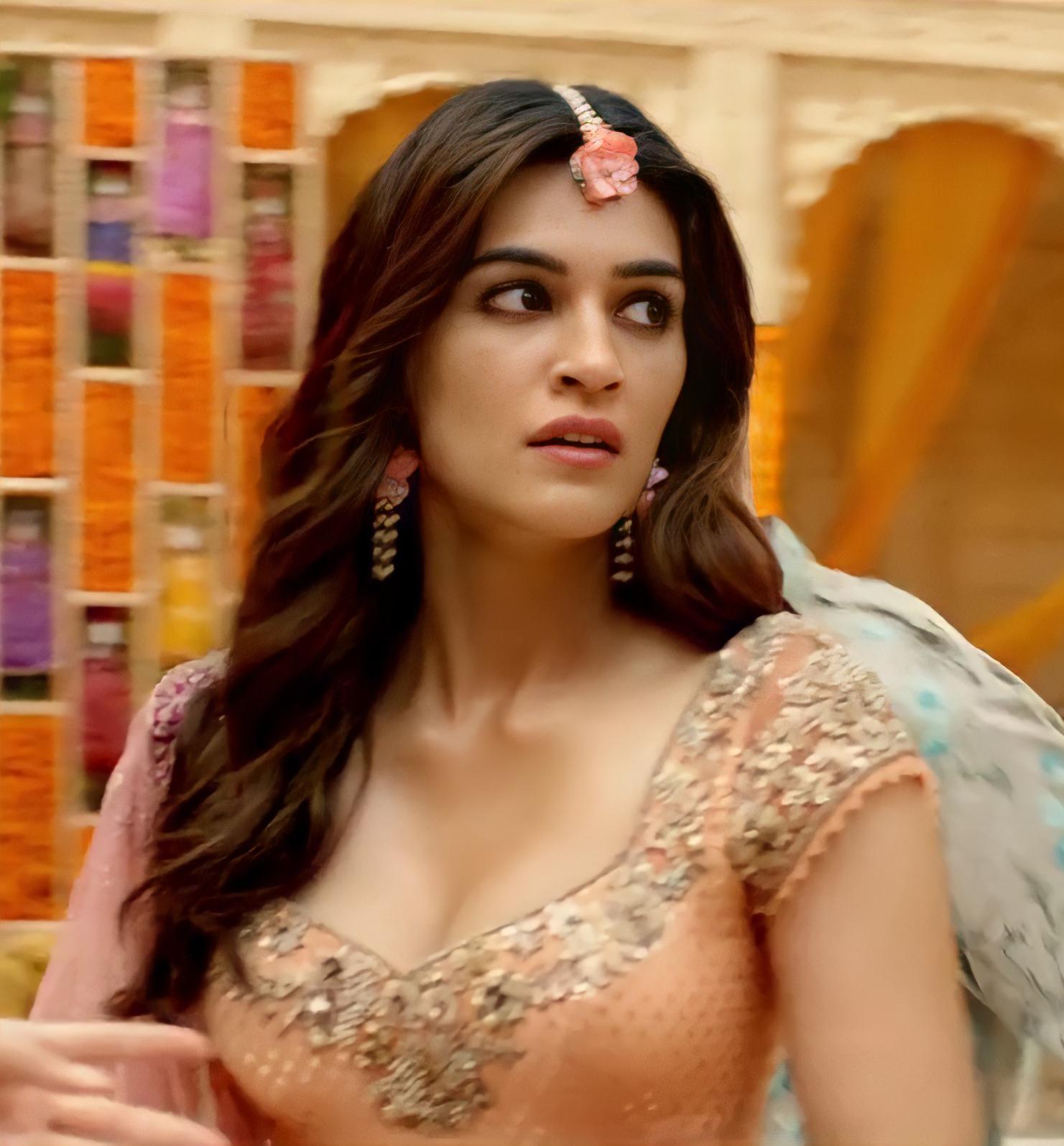 Kriti Sanon - milky orange cups | Scrolller