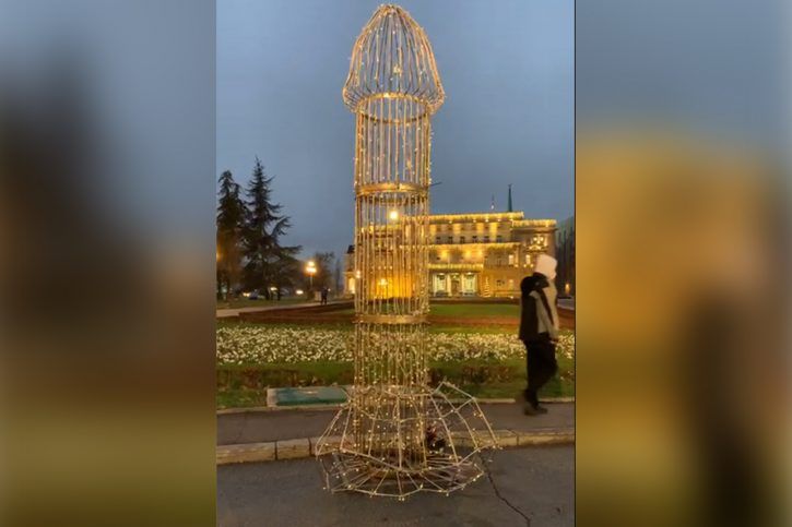 Ladies and gentlemen, I present you 'New Year's phallus' - a decoration in front of the capital ...