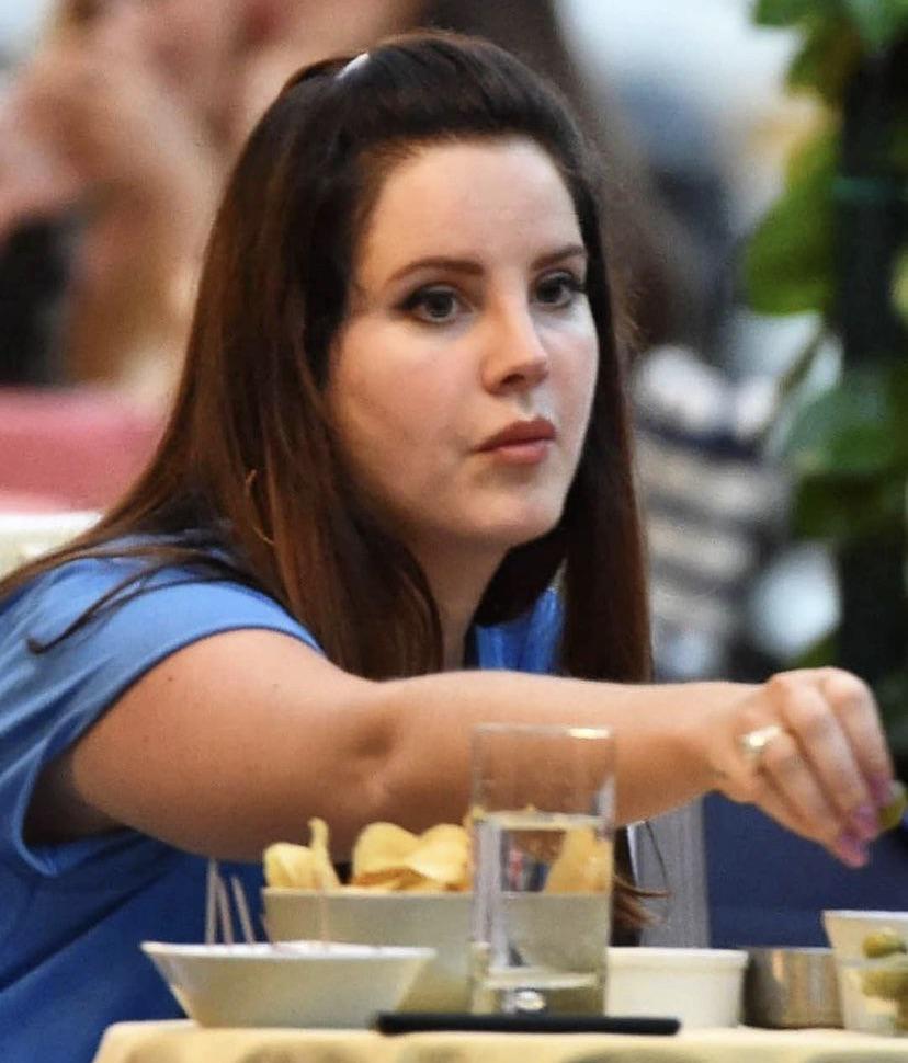 Lana Del Rey loves her potato chips | Scrolller