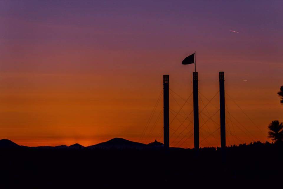 Last glimpse of sun setting over Bend Oregon | Scrolller