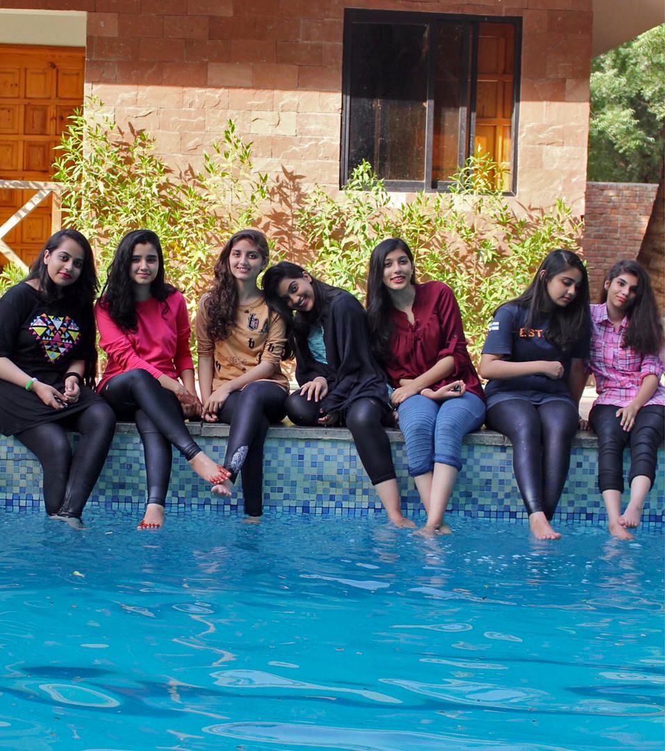 Leggy squad | Scrolller