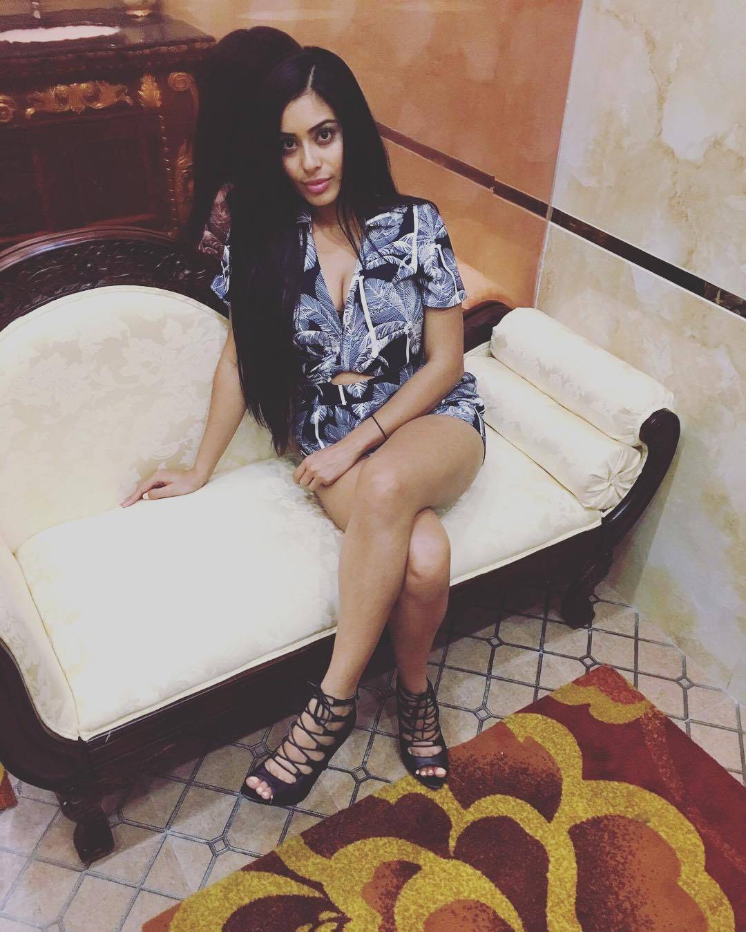 Legs crossed | Scrolller