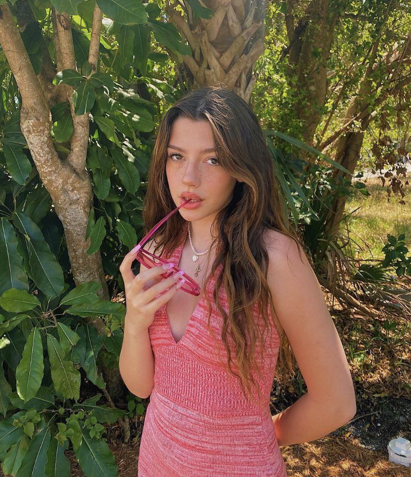 Let’s jerk to her | Scrolller