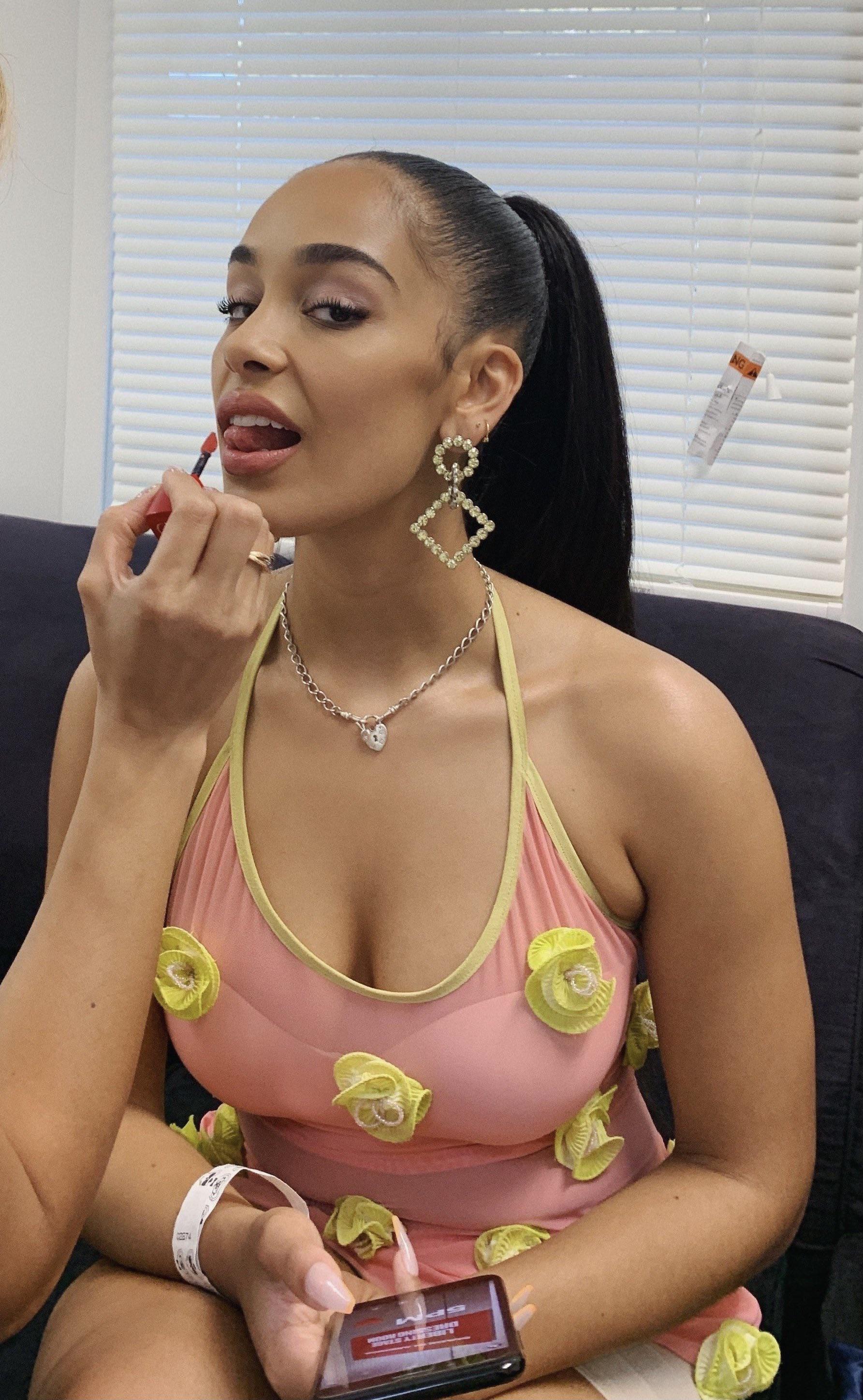 Let’s jerk to Jorja Smith | Scrolller