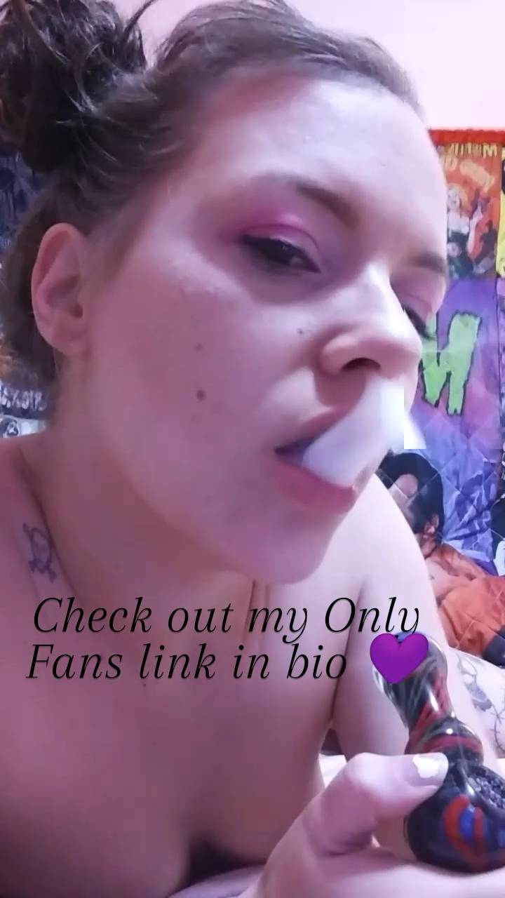 Lets have a smoke sesh together 💚 cum check me out 💋 | Scrolller