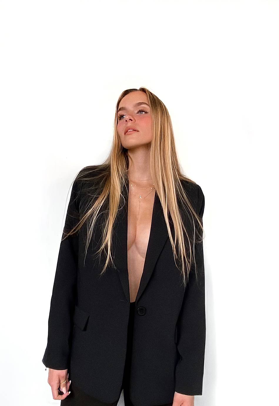 Lies Zhara | Scrolller