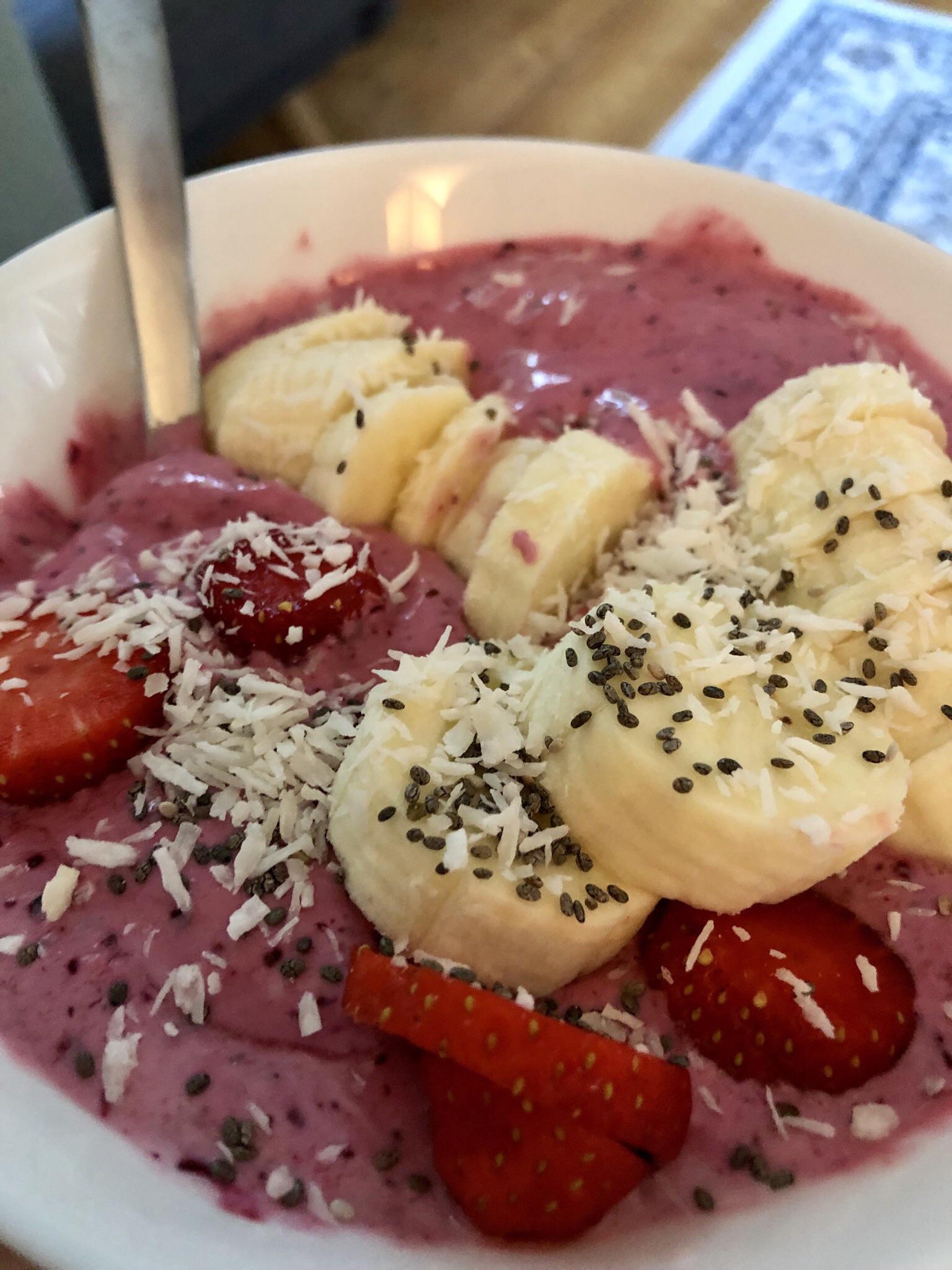 Light breakfast - smoothie bowl. Surprisingly easy to make and even more surprisingly delicious ...
