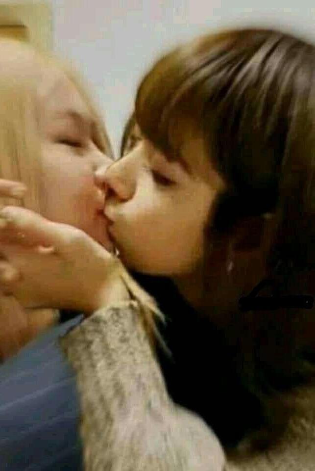 Lisa & Rosé kiss | Scrolller