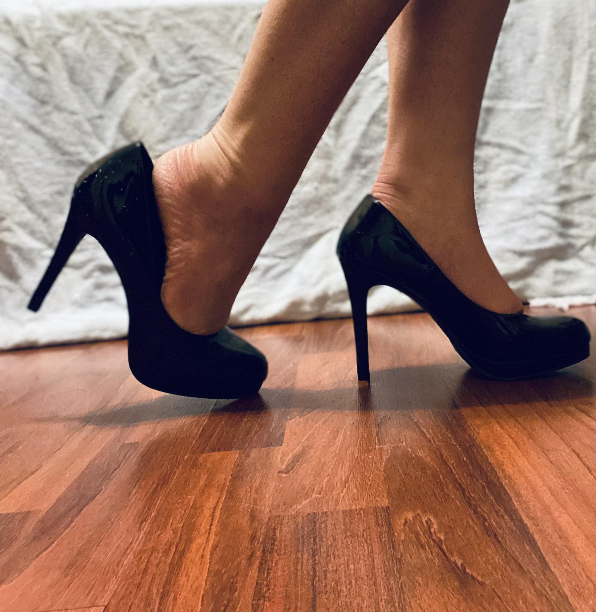 Little black pumps 💕 | Scrolller