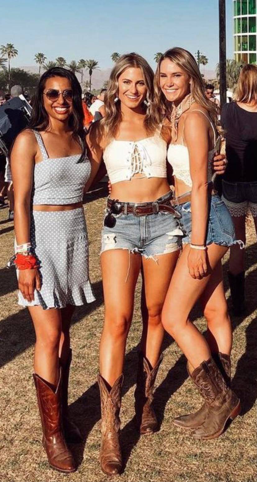 Long legs and boots | Scrolller