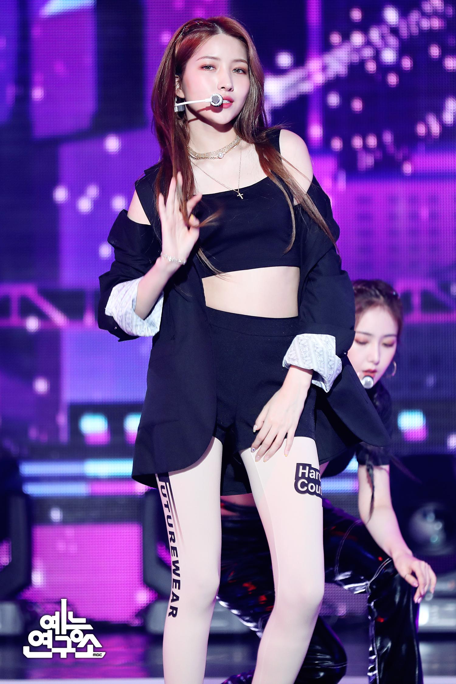 Sowon in leggings | Scrolller