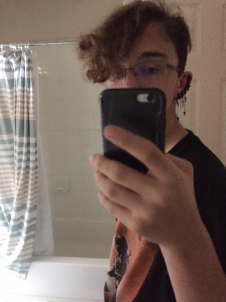 Look at my ear | Scrolller