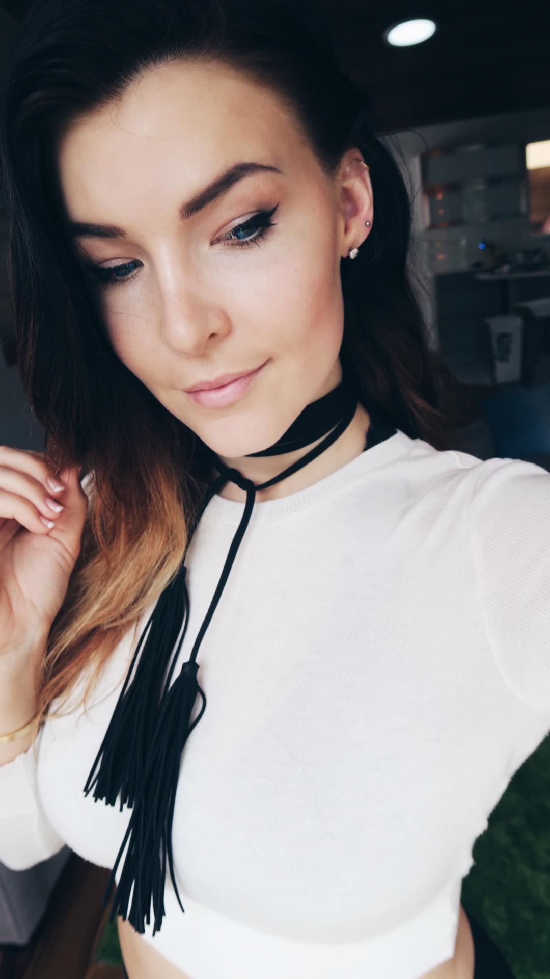 Looking away | Scrolller