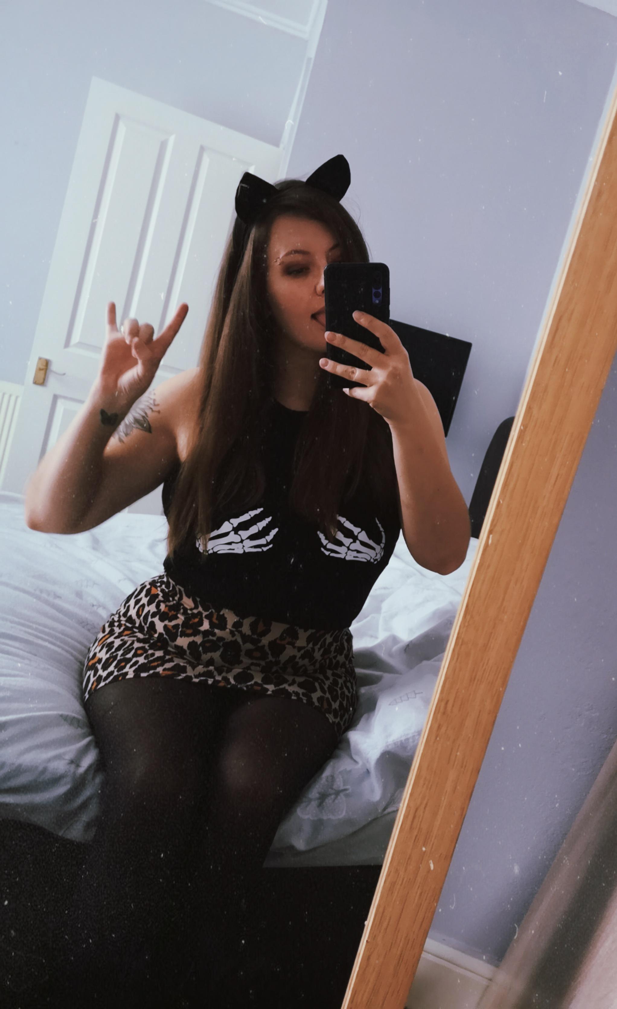 Looking for a bone daddy 🎃 | Scrolller