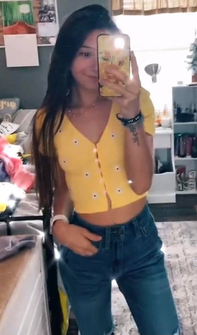 Looking for someone to unbutton my top for me!!!😘😘 | Scrolller