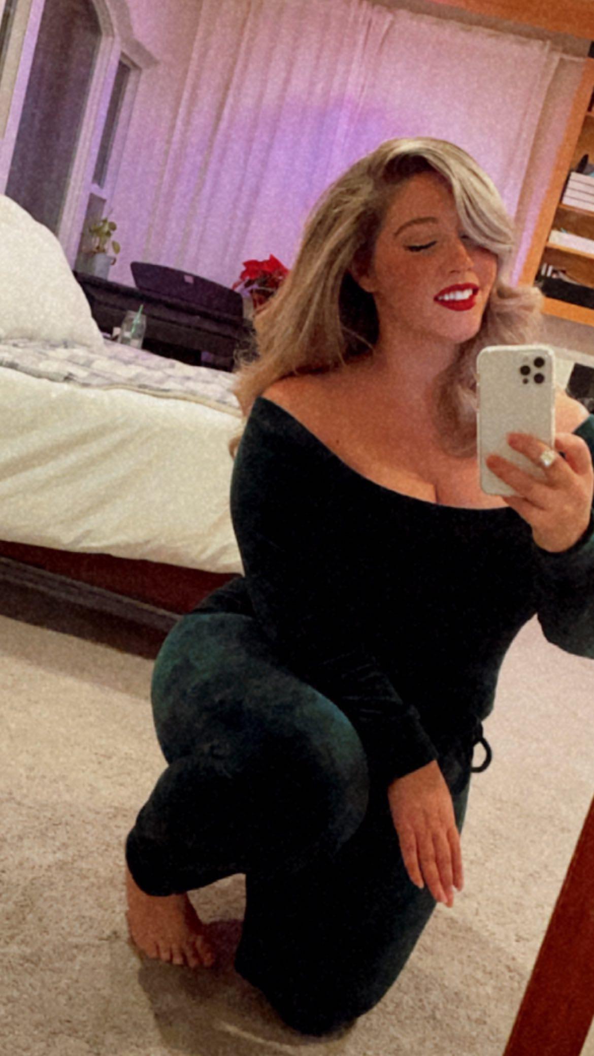 Looking gorgeous and relaxed!! | Scrolller