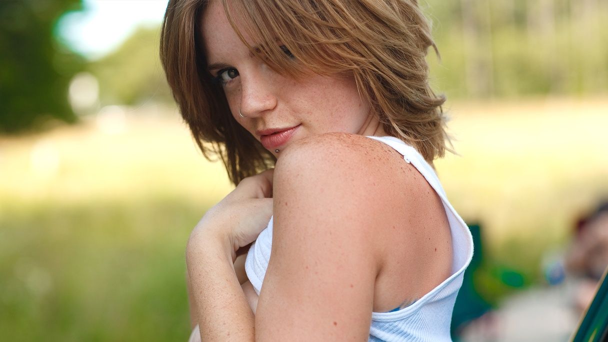 Looking over her shoulder | Scrolller