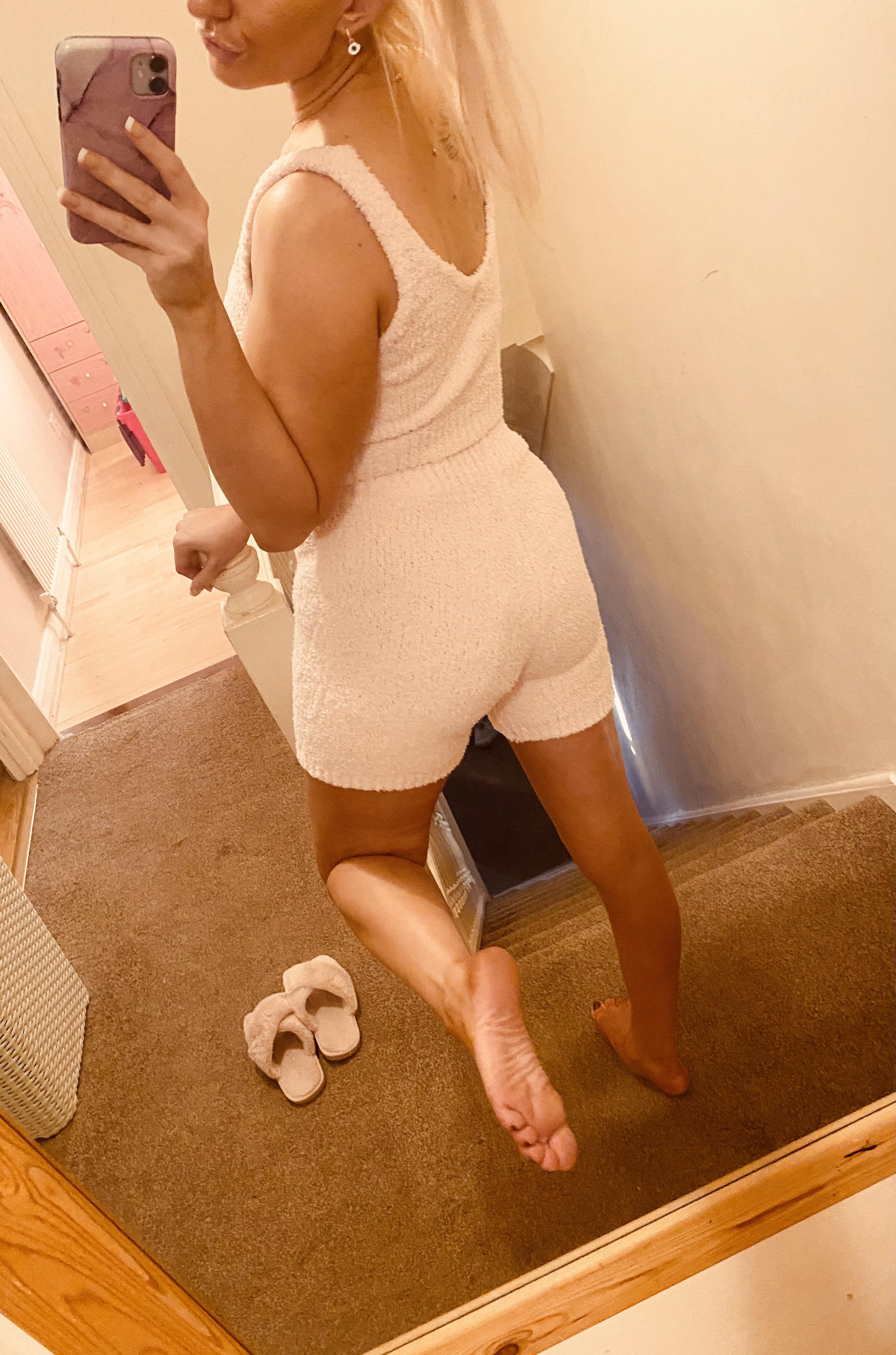 Looking super cute for a little demon who’ll make you worship my feet for hours | Scrolller