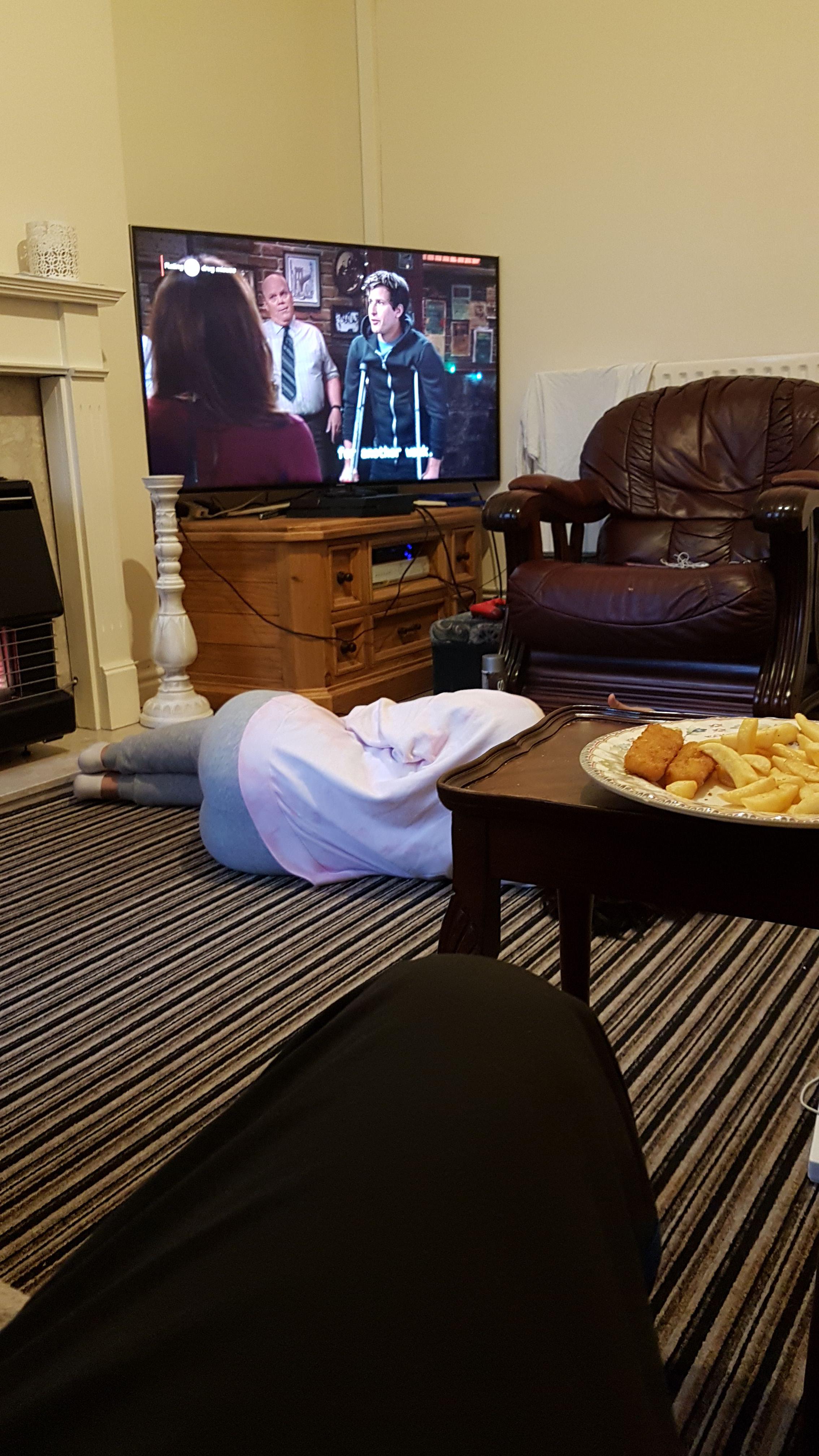 Love how she still lying there | Scrolller