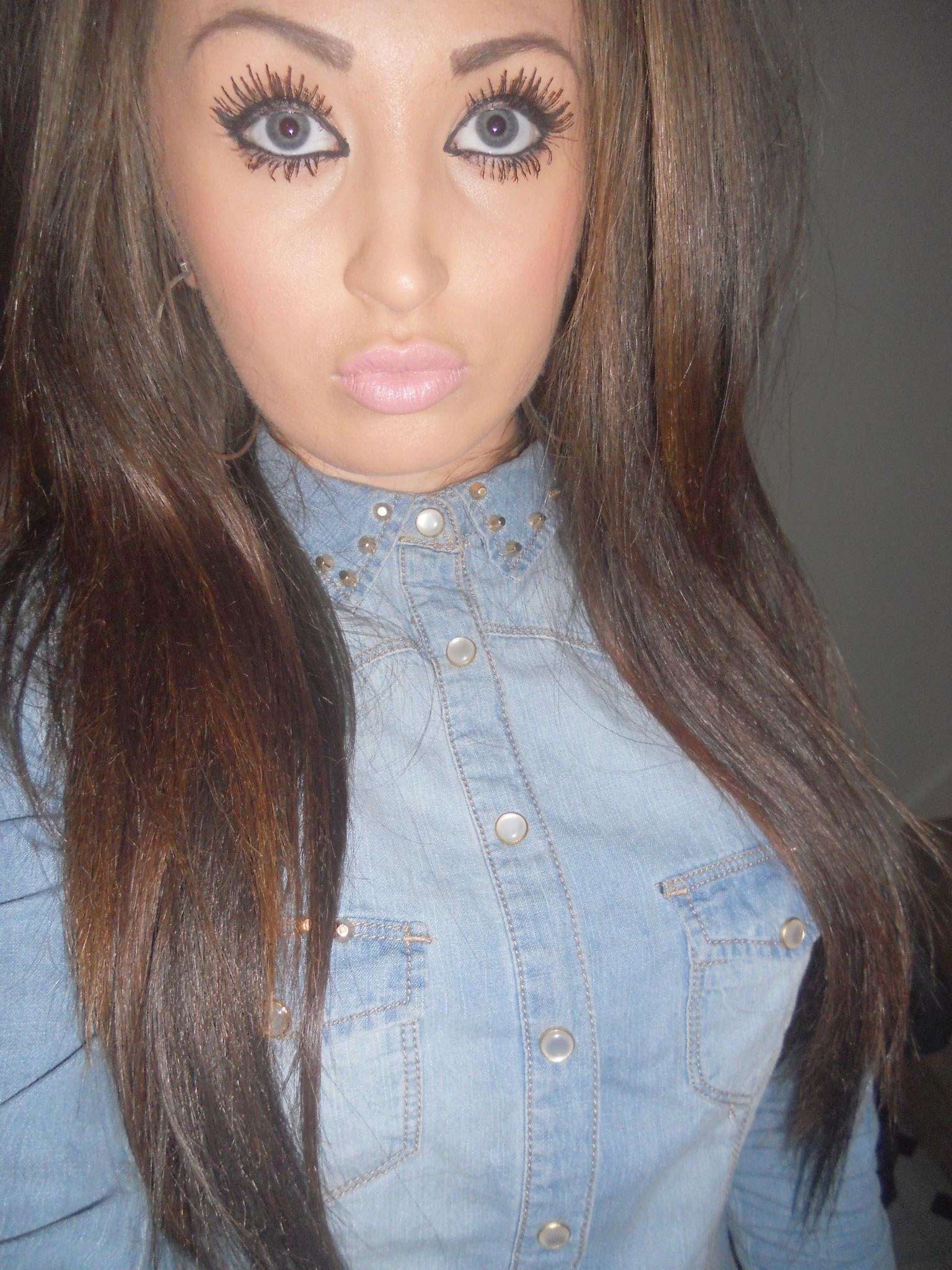 Love to smear its makeup | Scrolller