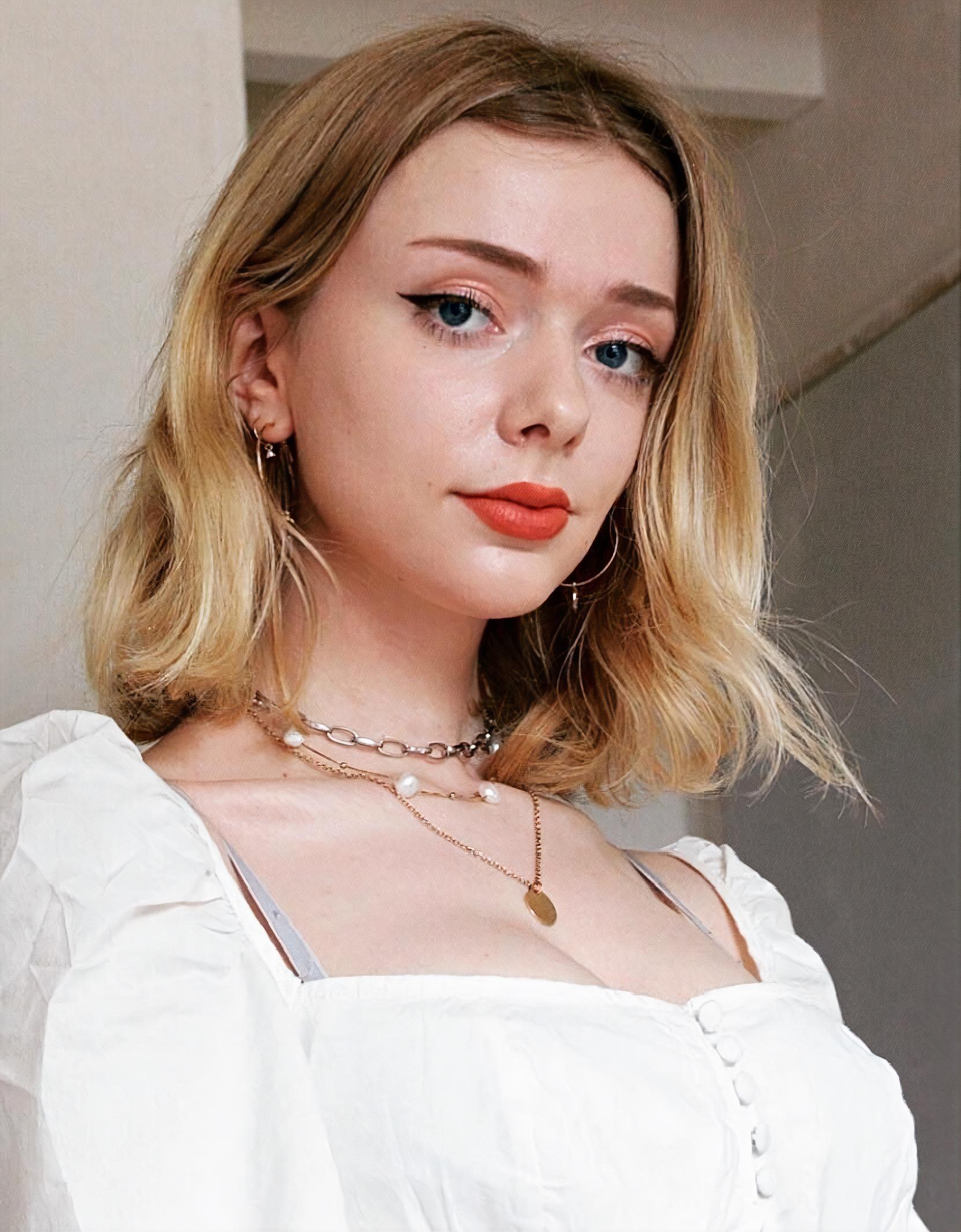 Lovely Blondie | Scrolller