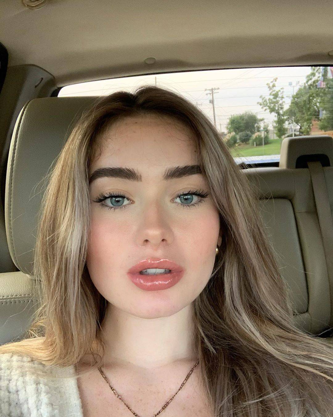 Lovely Lips Scrolller