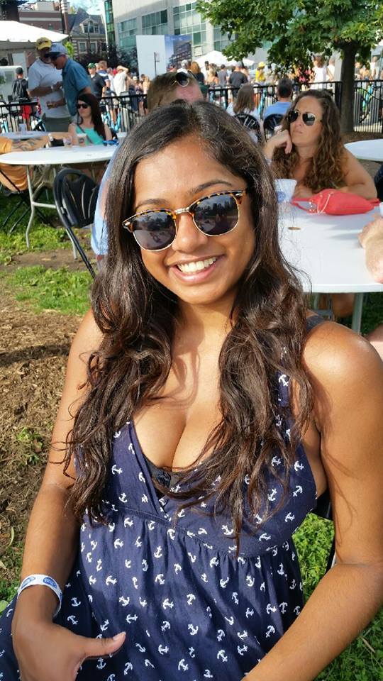 Lovely summertime cleavage | Scrolller