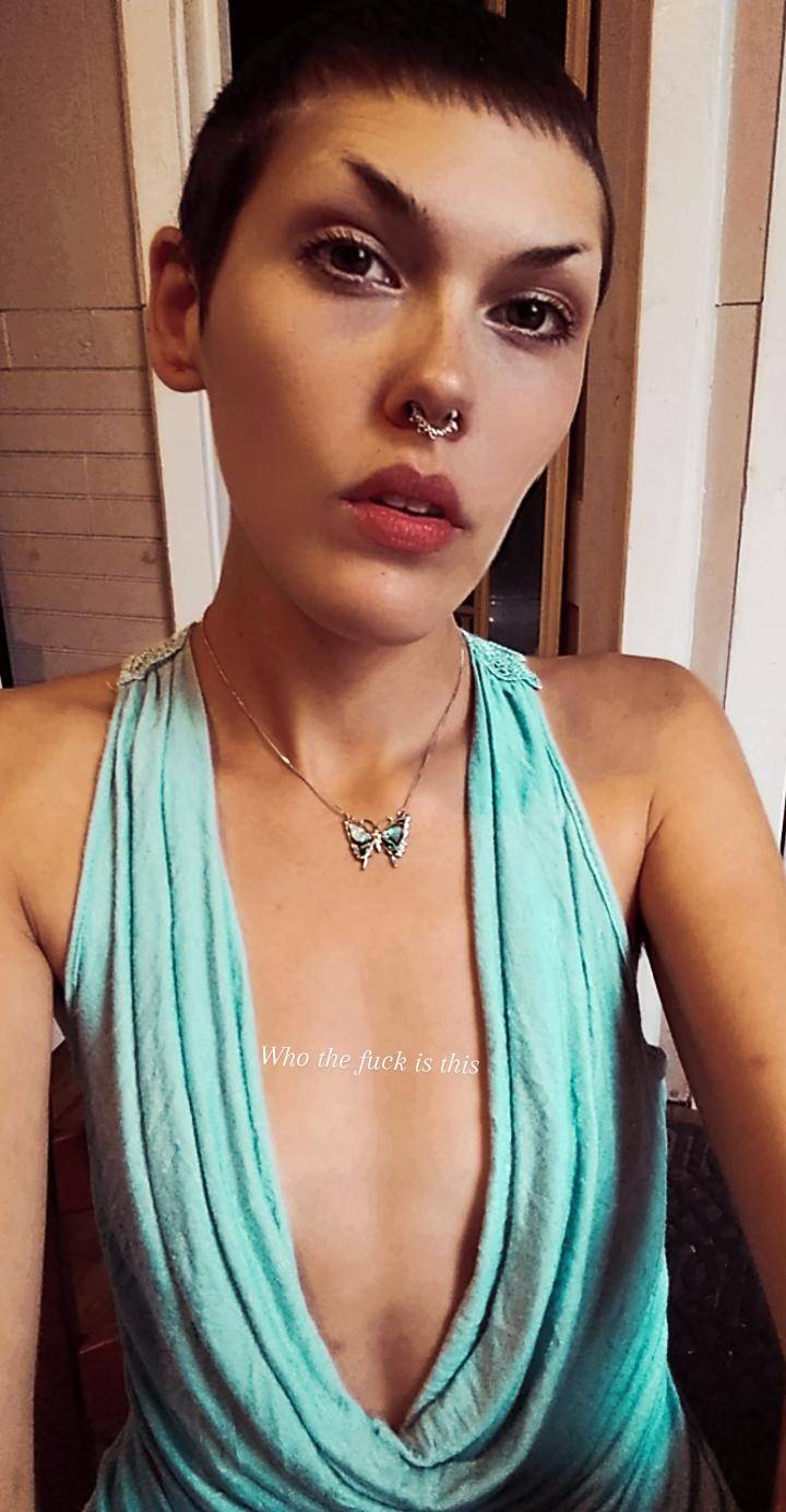 Loving my short hair. Do you like it? | Scrolller