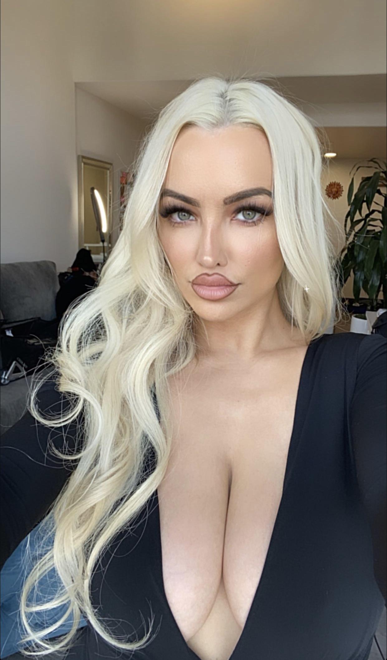 Low cut cleavage | Scrolller