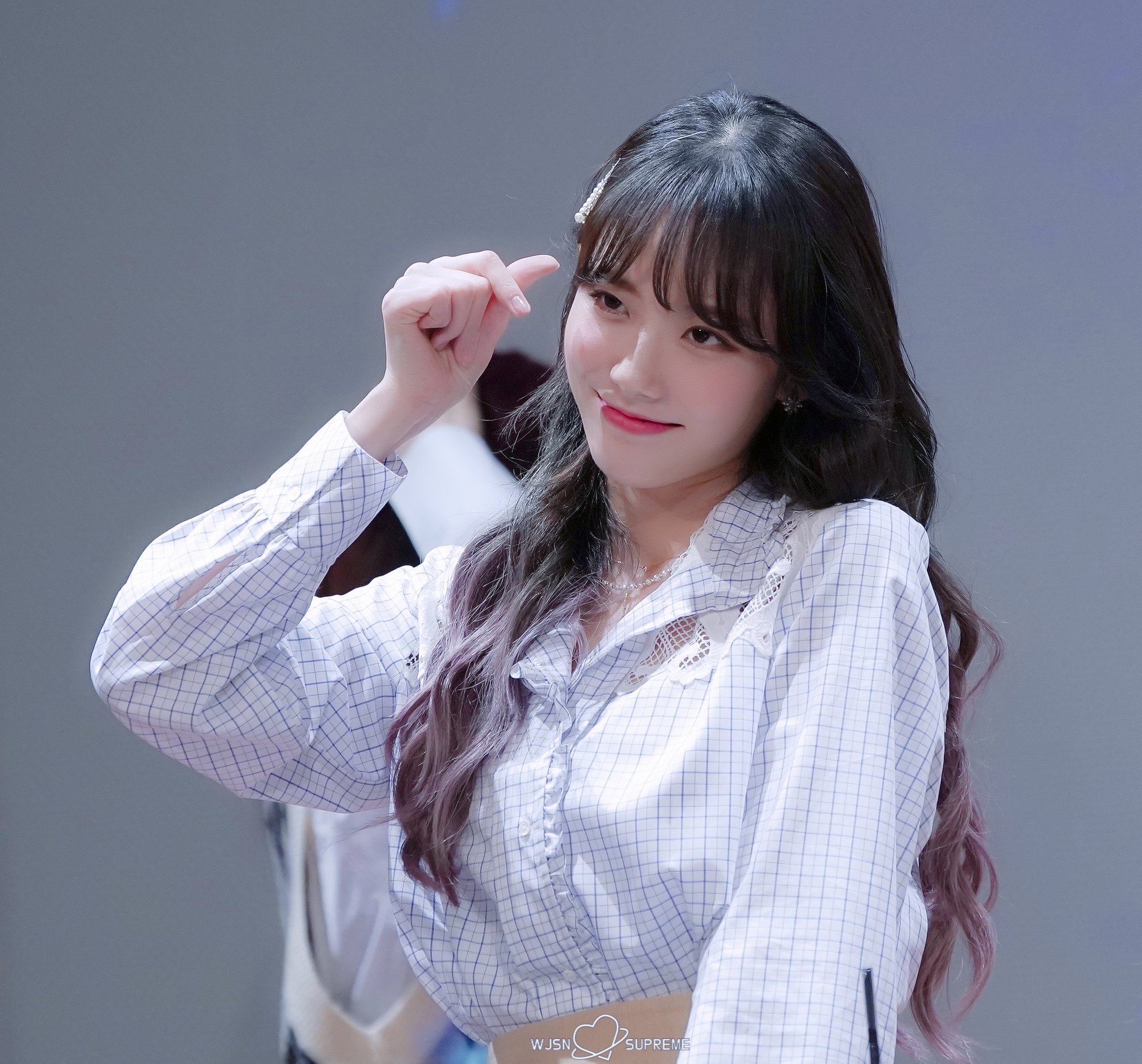 Luda finger-heart | Scrolller