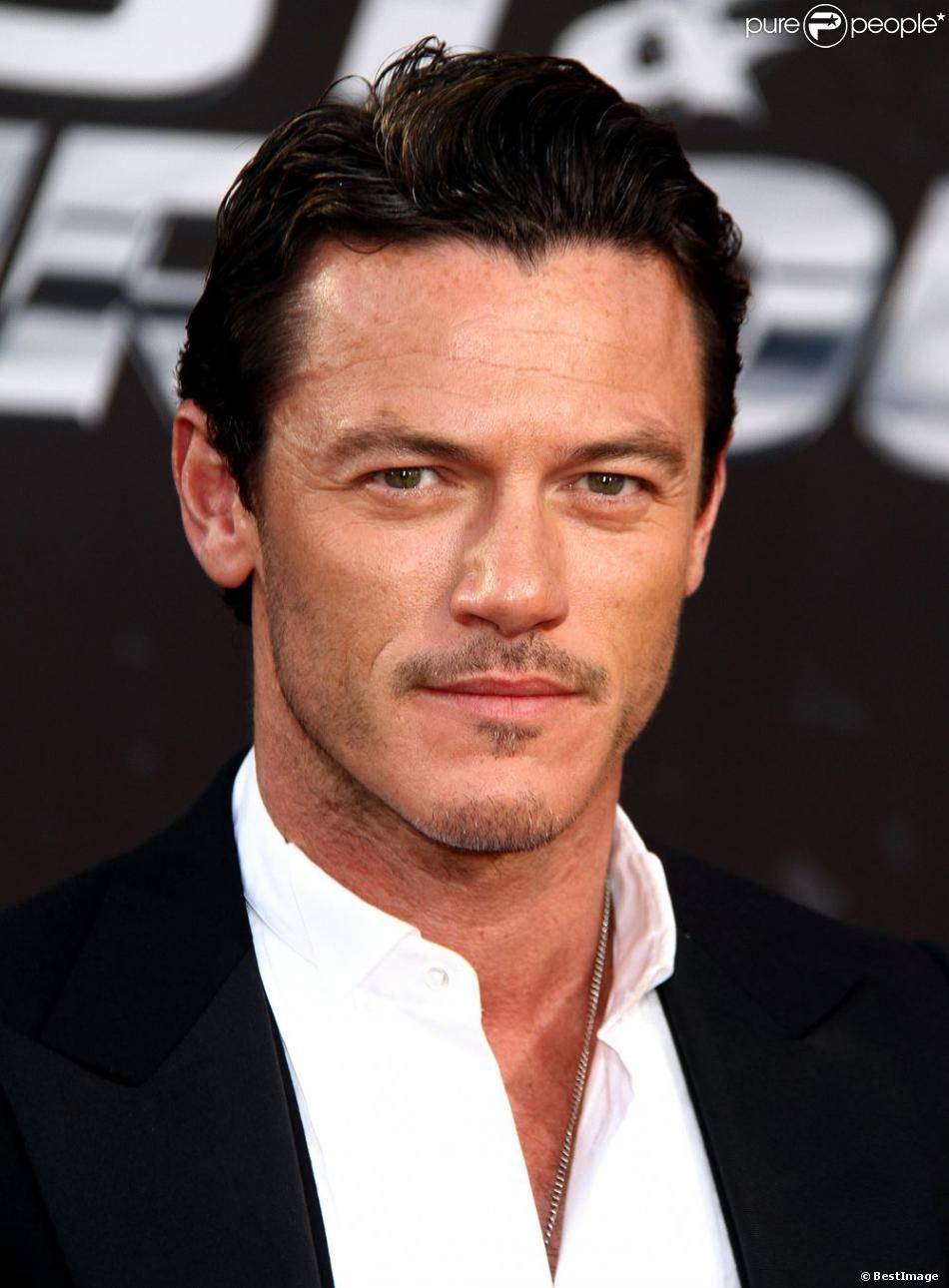 Luke Evans | Scrolller