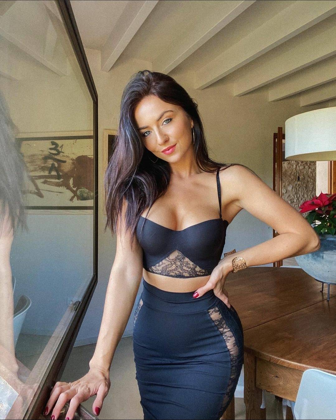 lydia.d.farley | Scrolller