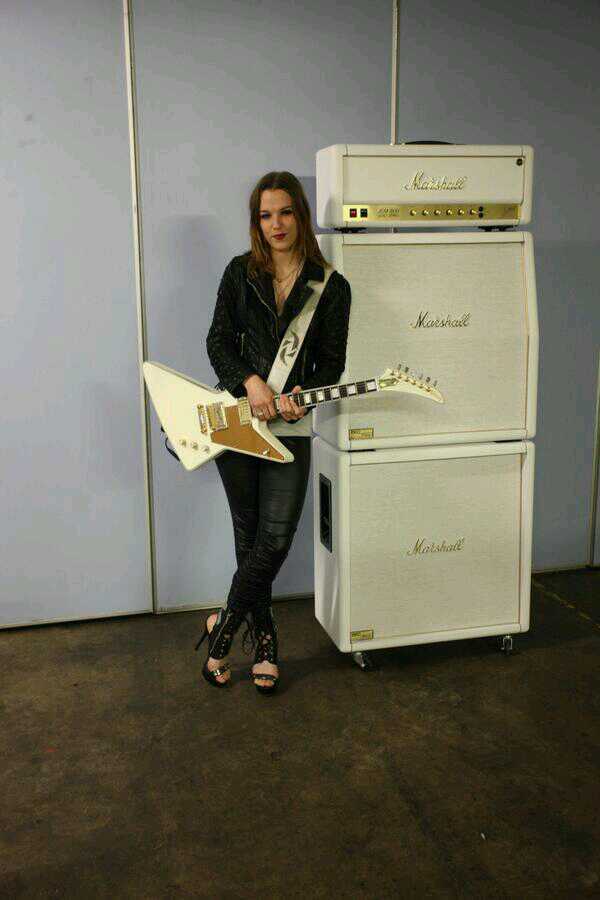 Lzzy In High Heels Scrolller