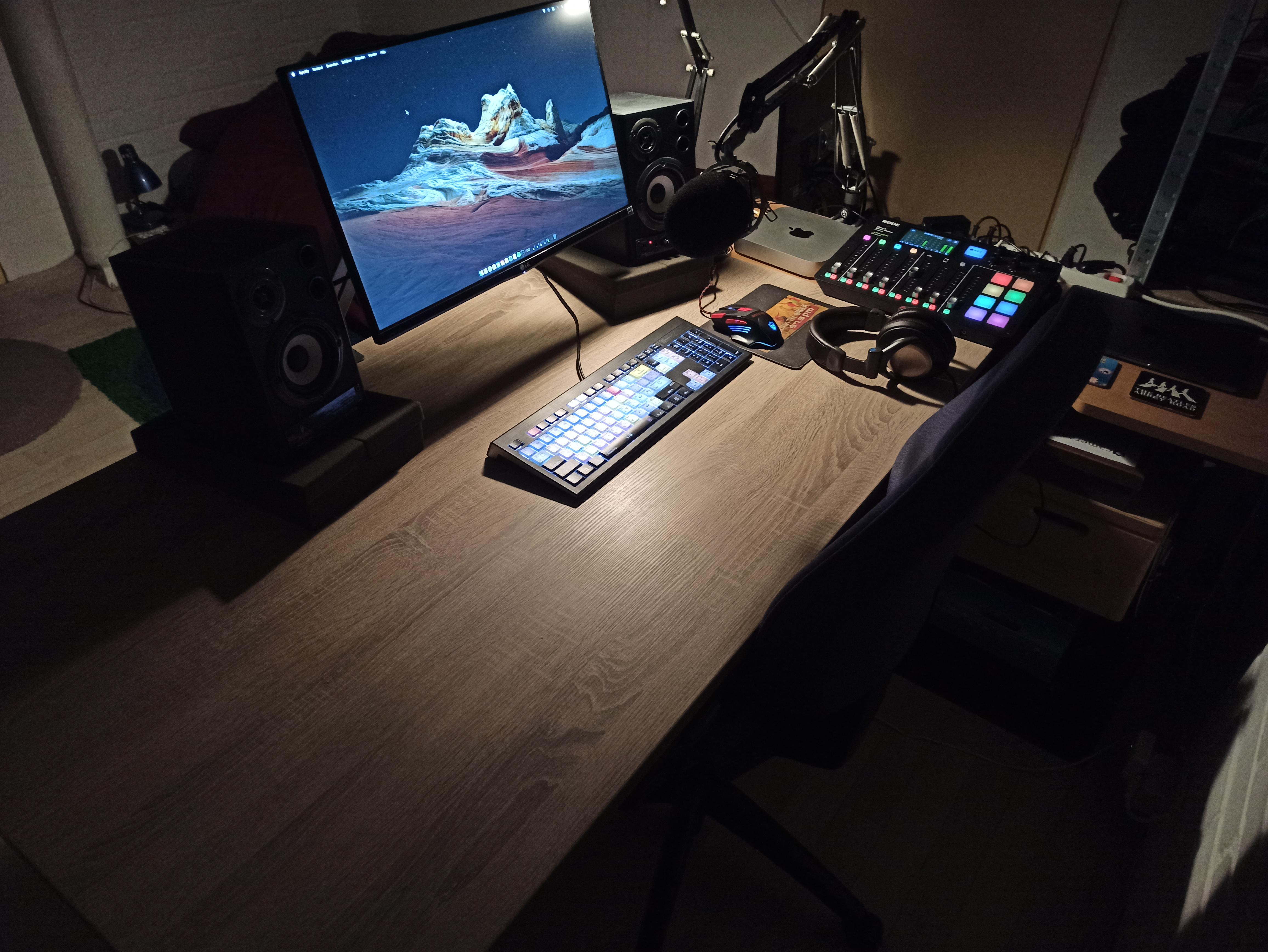Mac Mini M1 desk setup (with the 2020 macbook pro on the right) | Scrolller