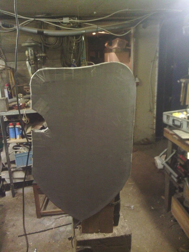 Making a shield. also tryed to use glassfiber tabe for the edges, that is some good stuff ...