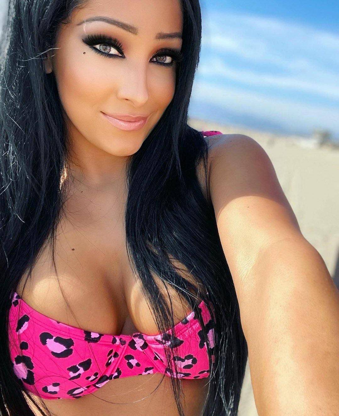 Mandy Leon | Scrolller