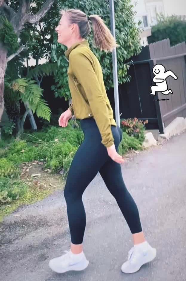 Maria Sharapova’s toned butt in skintight leggings! | Scrolller