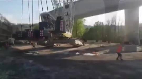 Massive crane fails while building bridge | Scrolller