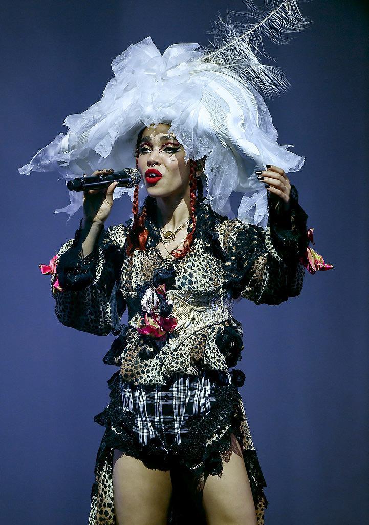 material of her headpiece? it’s so airy and thin! | Scrolller